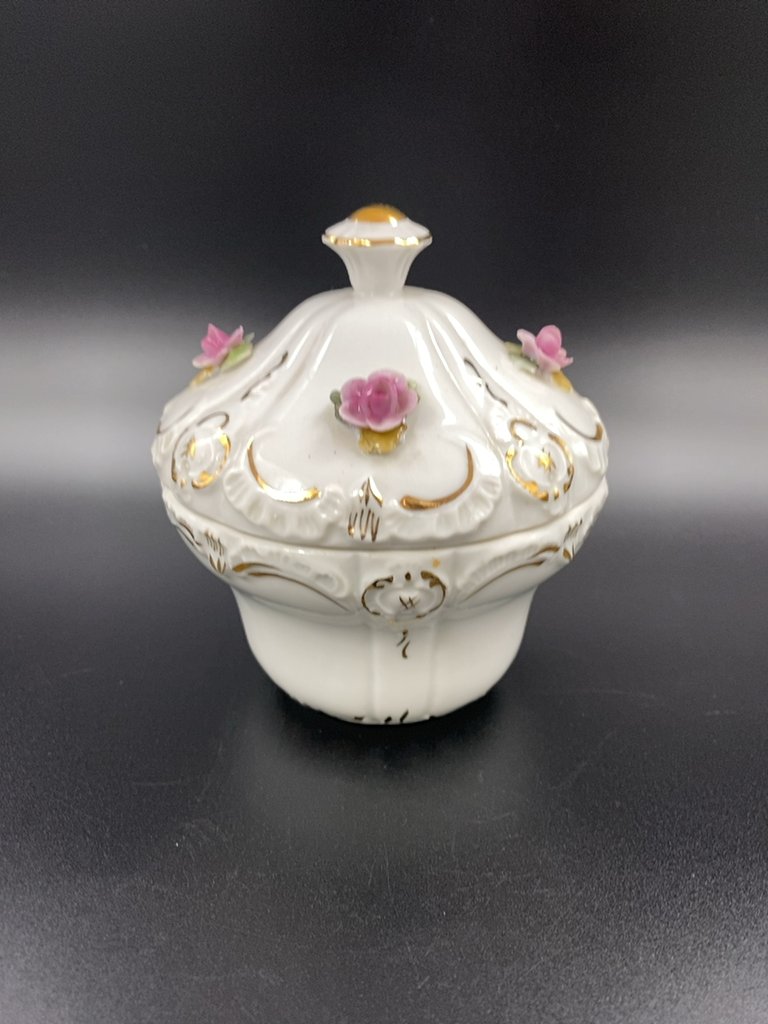 Конфетница с лепным цветочным декором и золочением, фарфор, ГДР, 1980 ...