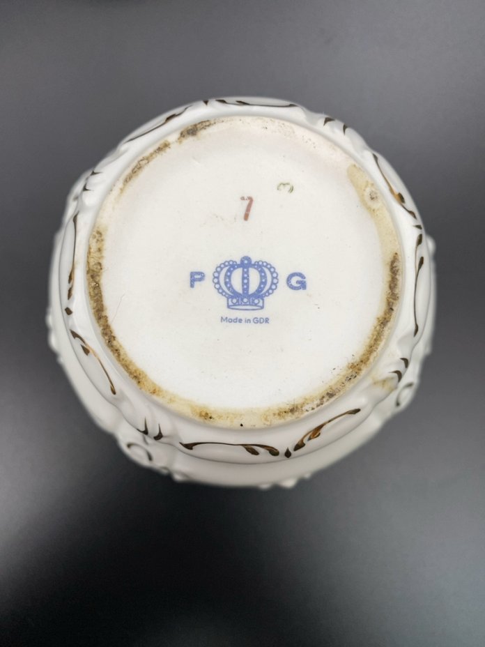 Конфетница с лепным цветочным декором и золочением, фарфор, ГДР, 1980 ...