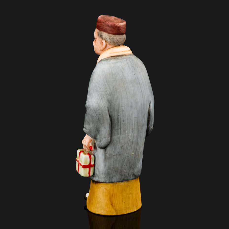 Статуэтка Японский дедушка с подарком Подарок внукам бисквит роспись Япония 1970 1990