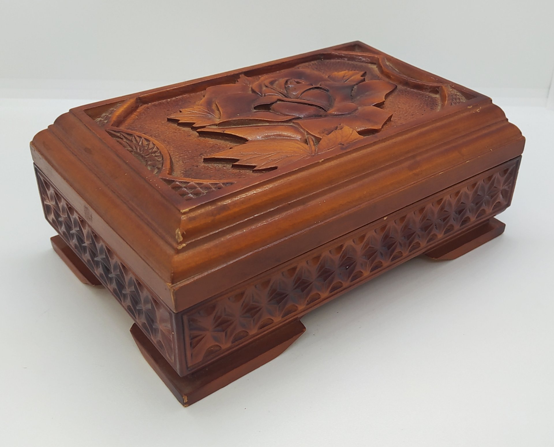 Шкатулка "Роза", дерево, резьба, ткань, СССР, 1970-1990 гг. стоимостью ...