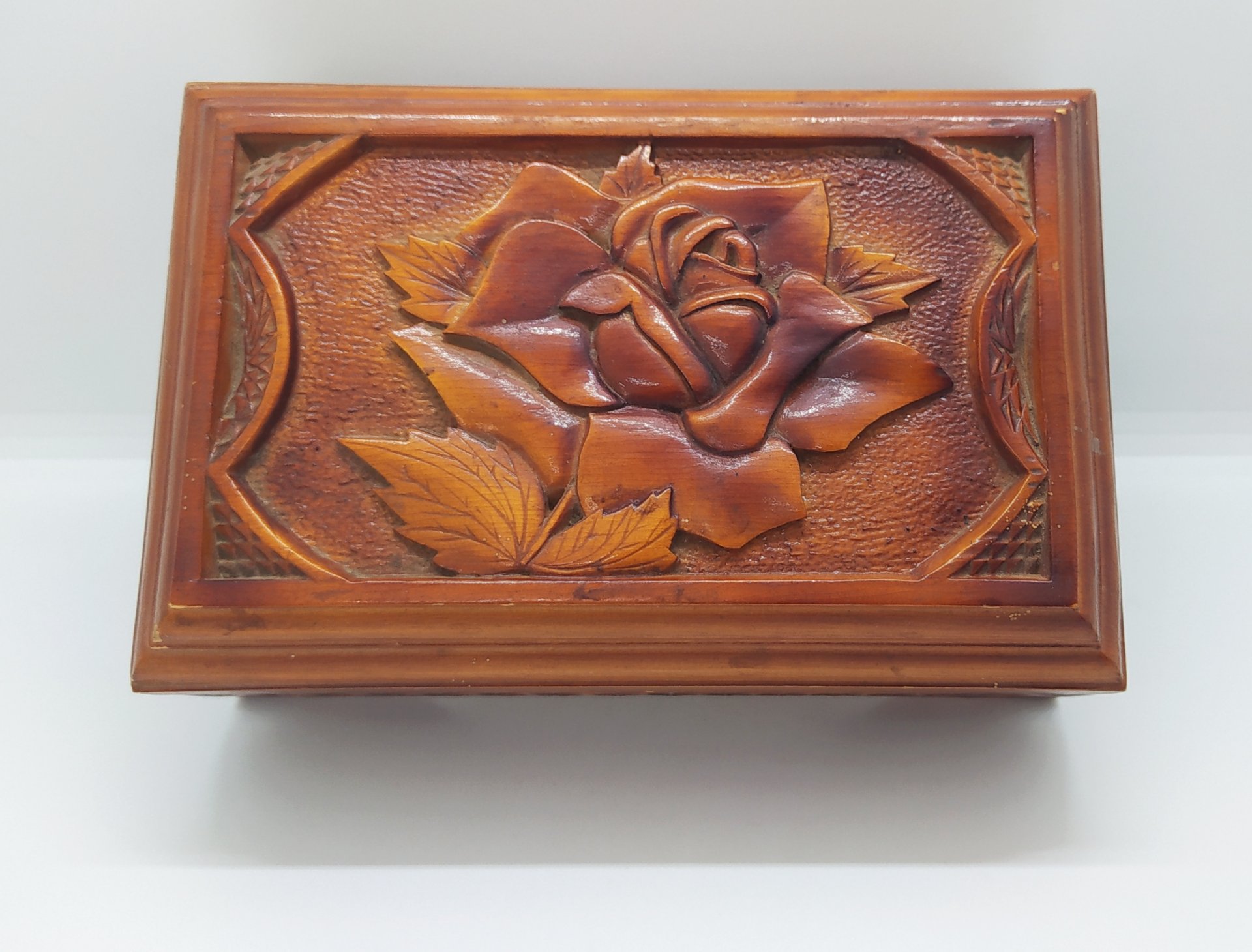 Шкатулка "Роза", дерево, резьба, ткань, СССР, 1970-1990 гг. стоимостью ...